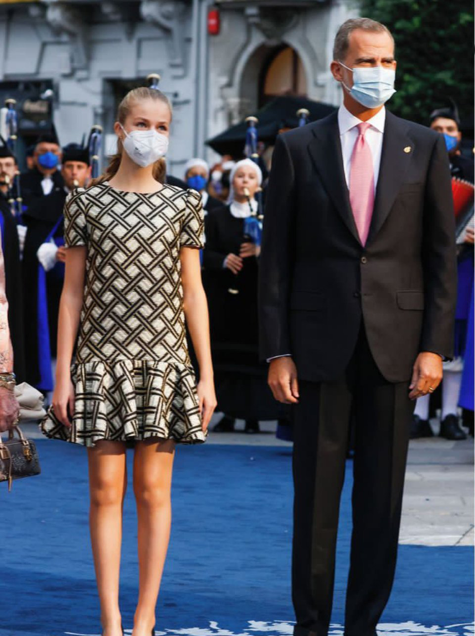 Princess Leonor and her sister wore the same skirt, winning because the ...