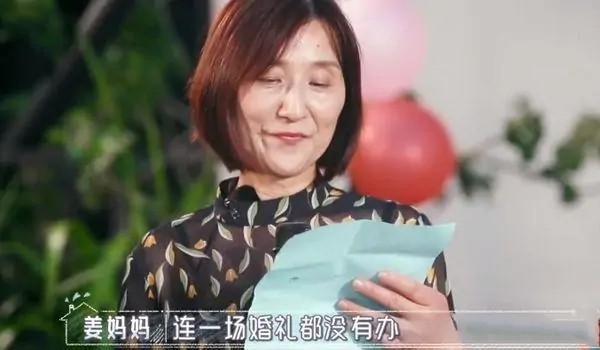 Madina wears a wedding dress with a big belly, sweet for Jiang Chao's ...