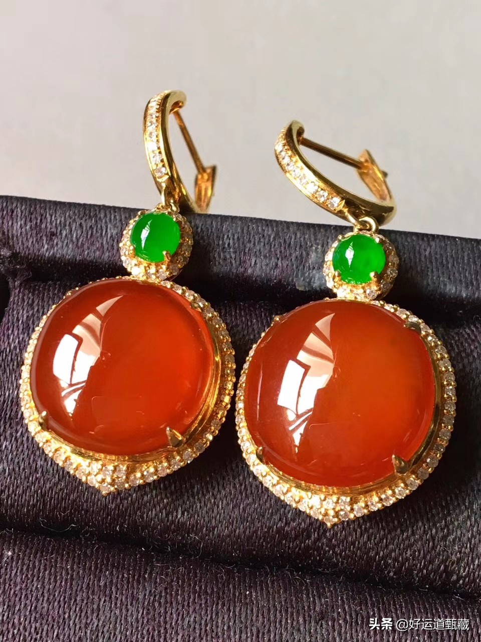 Red emerald and green emerald, red jade is bright and festive in color ...
