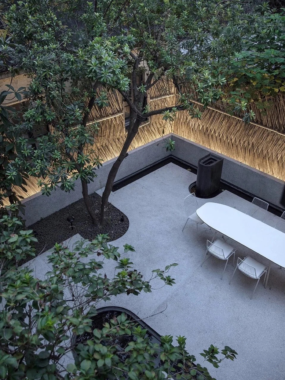 The "sunken" courtyard is here, which is more beautiful and more usable ...