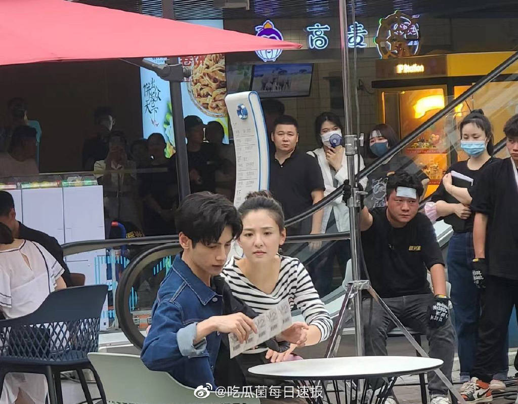 Luo Yunxi And Wu Qian Hold Reuters Inews