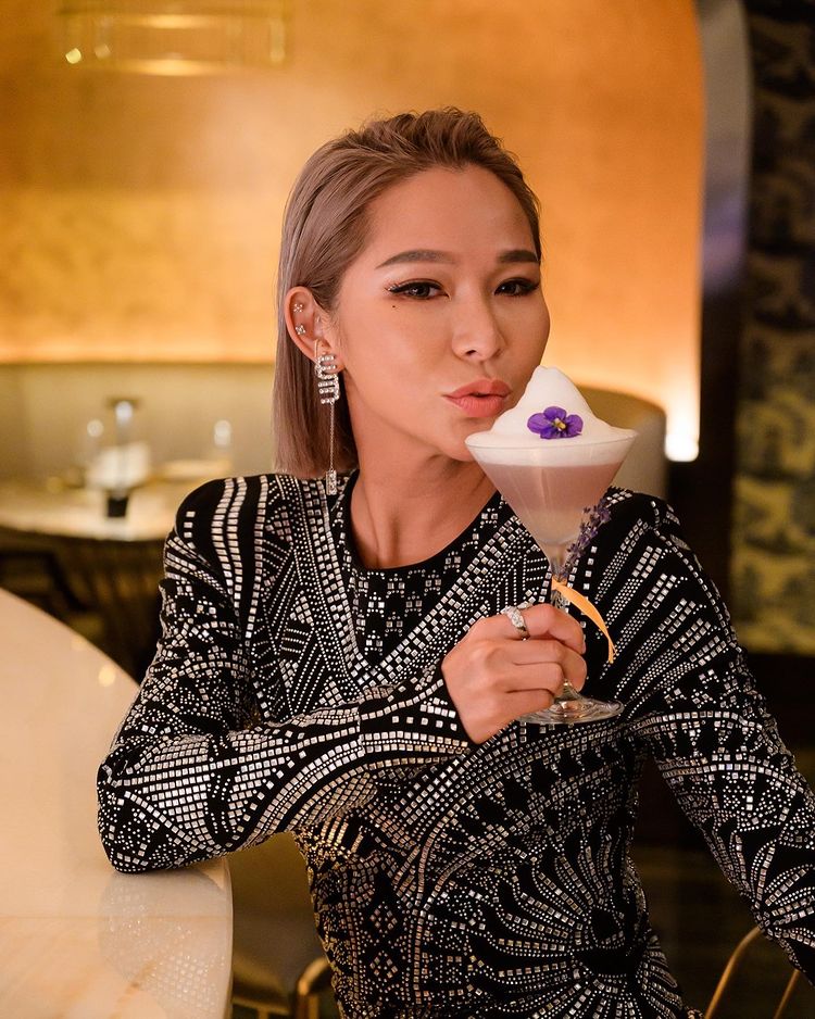 Xi Mi Sao wears a giant diamond ring to celebrate her birthday: the ...