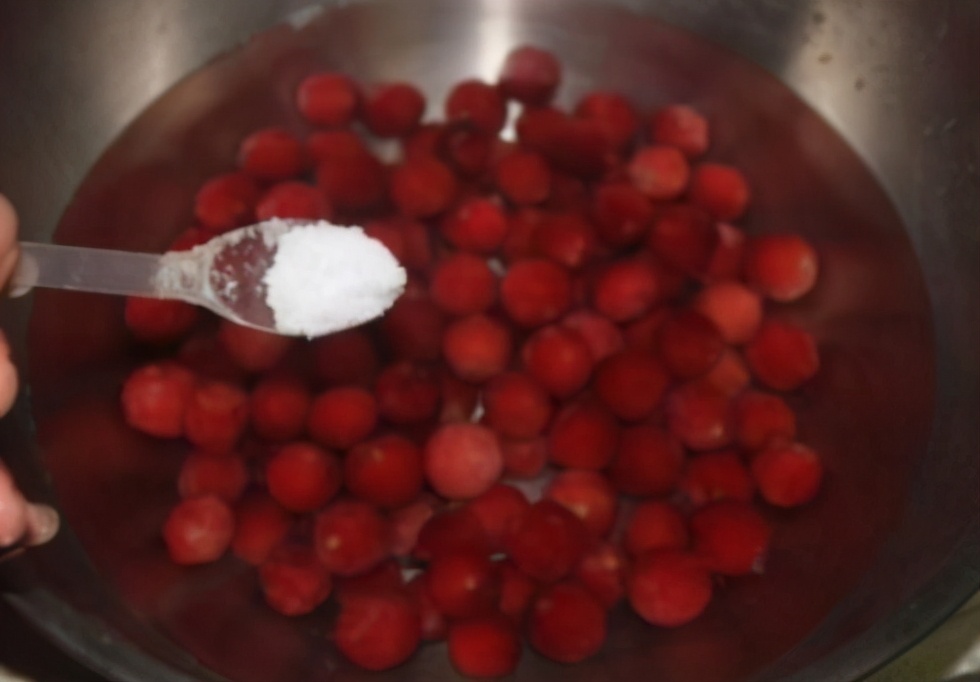 What is the little white worm that is soaked in cherries?Is it harmful ...