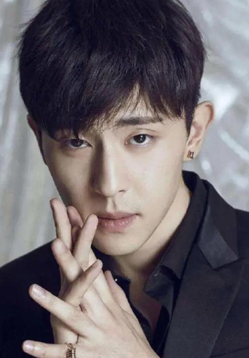 Can't male artists wear earrings to record shows?After Huang Xuxi's ...