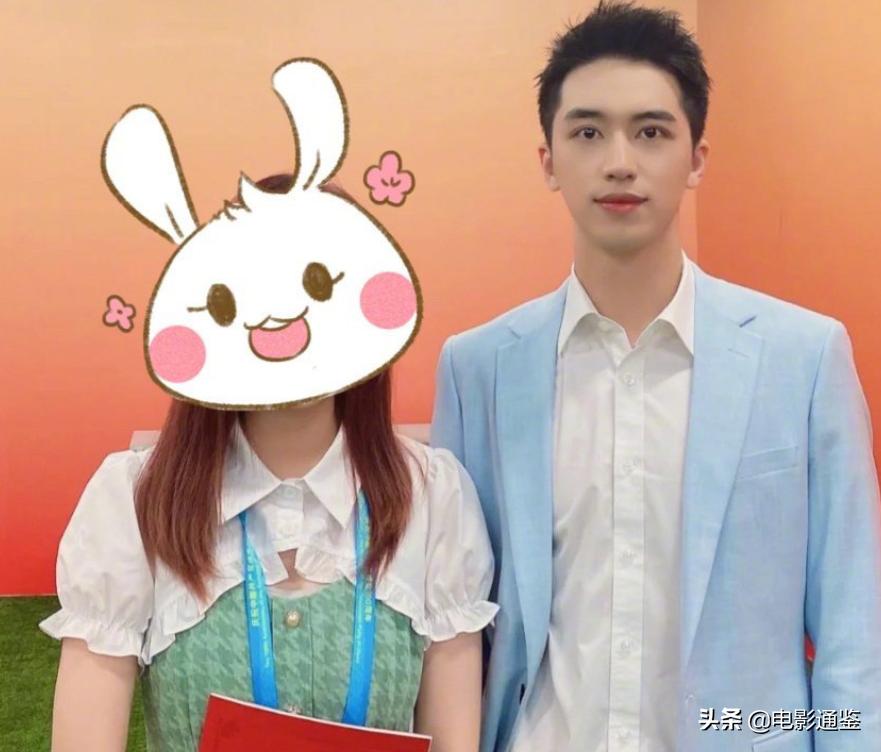 The male celebrity show backstage takes selfies with passersby, Zhou ...