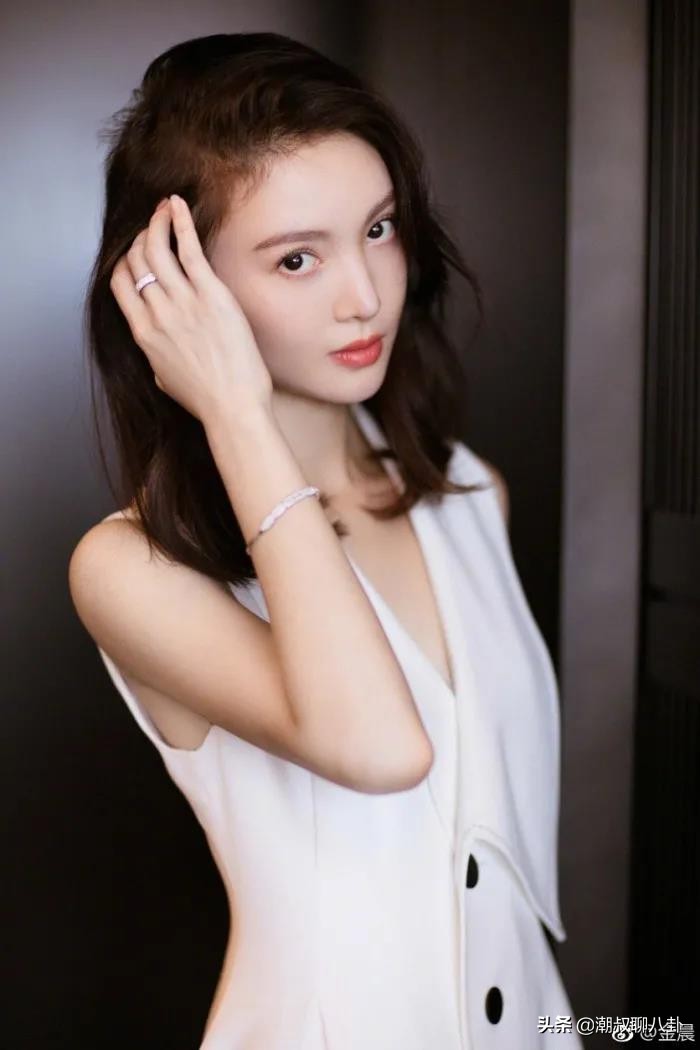 With fair skin and beautiful long legs, Jin Chen is really getting better and better - iNEWS