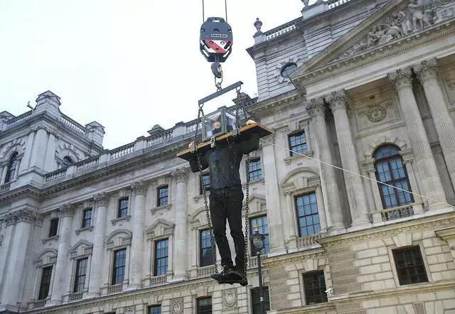 Canadian magician immersed his head in a water tank and his hands were ...