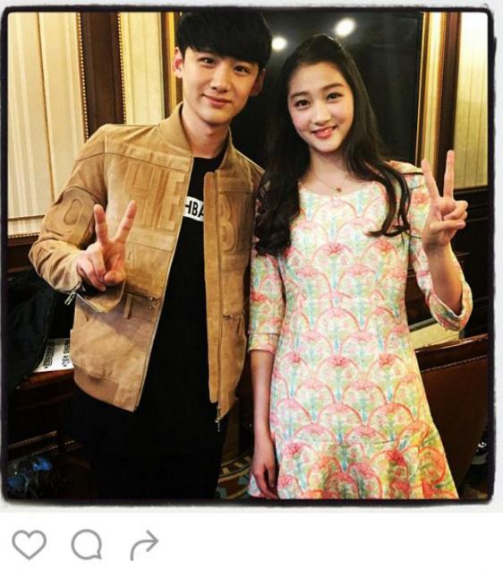 A close group photo of Bai Jingting and his friend Wang Jiaer, He Jiong ...