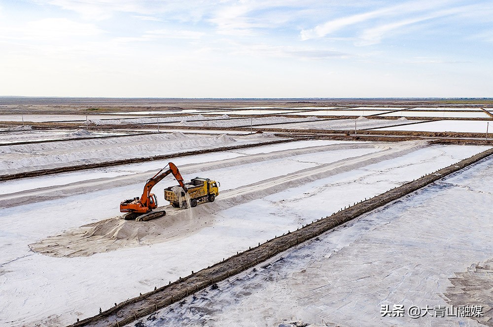Ordos, Inner Mongolia: The ancient salt lake plays a beautiful plateau ...