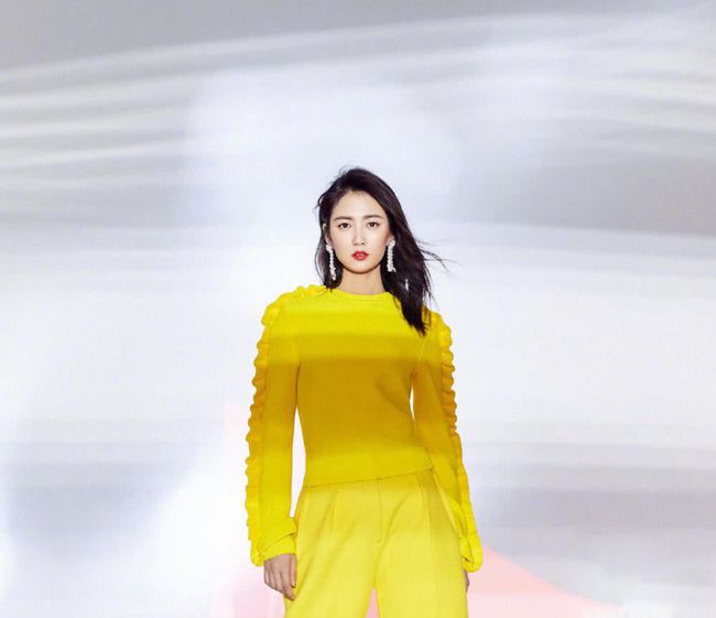 Yuqi Chen is on the cover of the magazine, with a changeable but ...