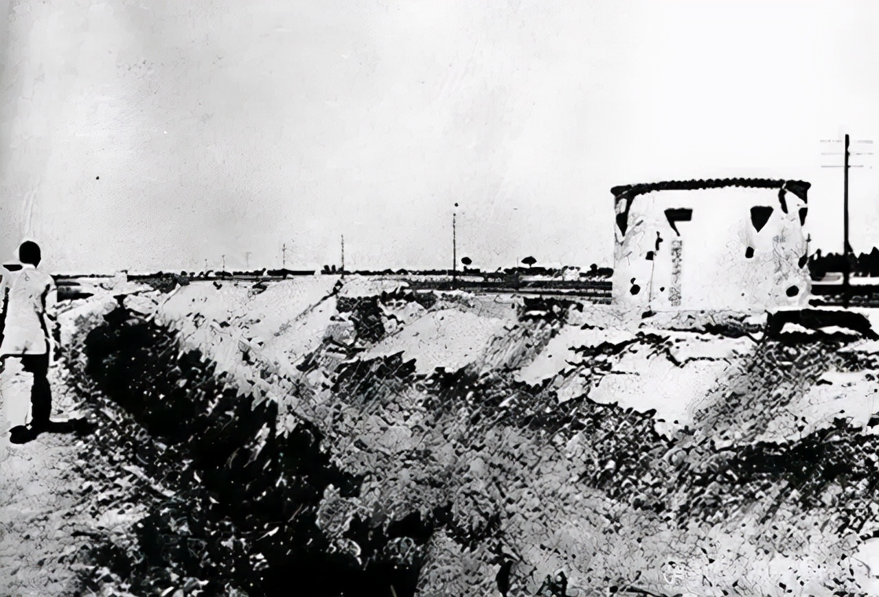 The military captain showed off his marksmanship to the puppet army ...