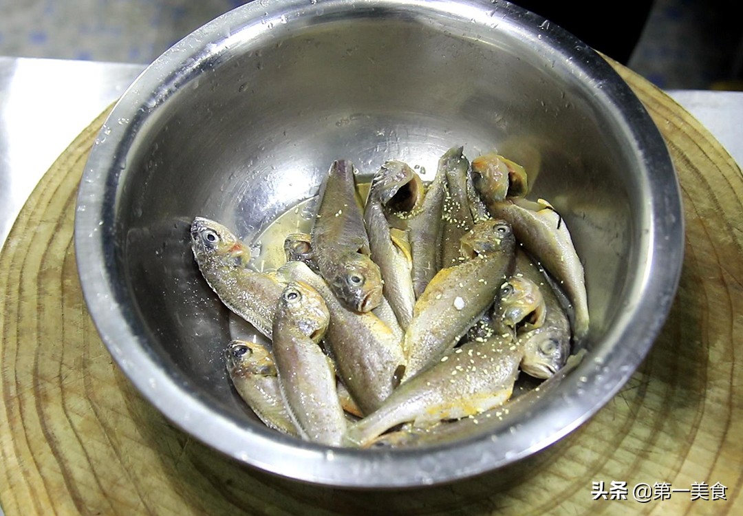 Scorched yellow croaker, fried first and then simmered, is more ...