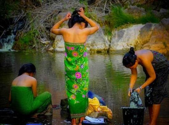 In Laos, we often see girls bathing directly by the river - iNEWS