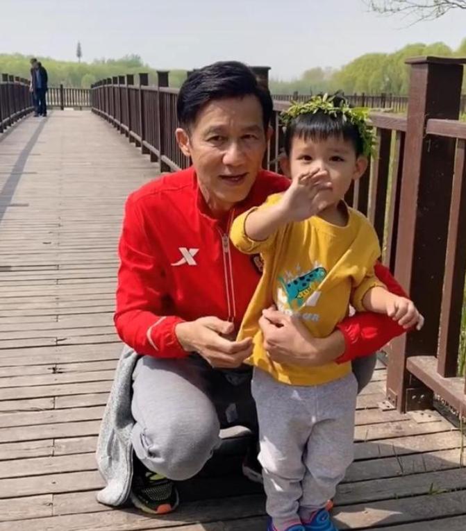 61-year-old Li Zixiong appeared in Sanya, took a sweet photo with ...