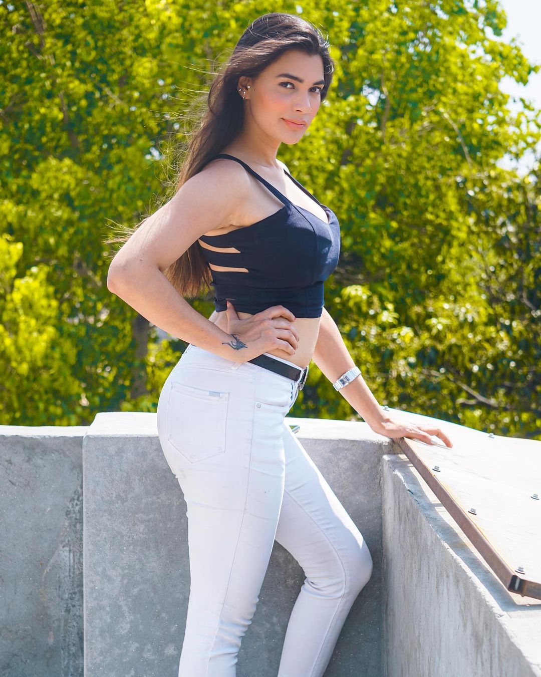 An Indian model with a height of 168cm, looks sweet, and her graceful ...