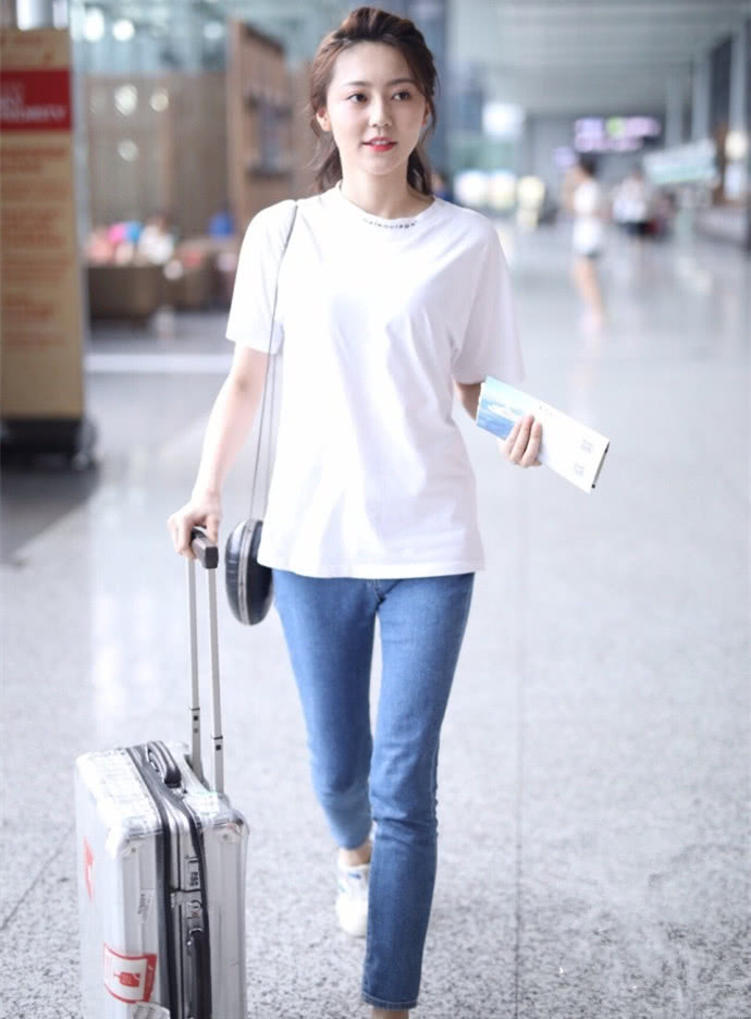 Huang Mengying appeared at the airport, white T with jeans looks like a ...