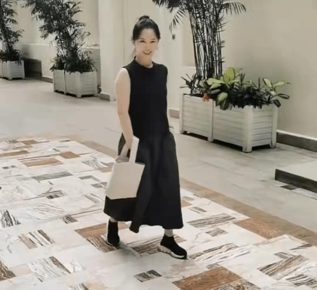 The Ren Jing and his wife photographed at the airport are a little ...