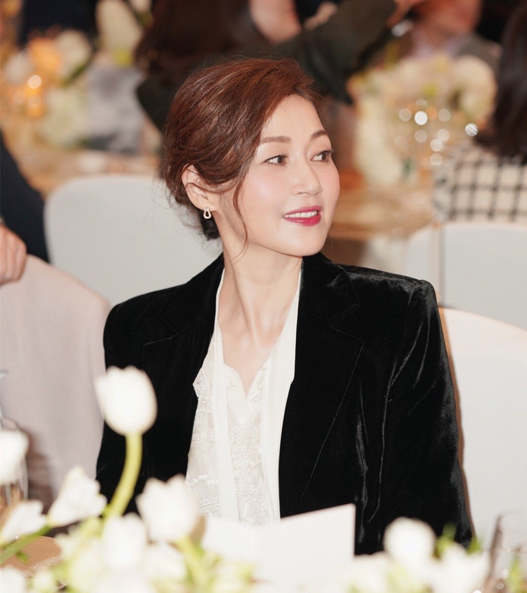 51-year-old Wan Qiwen rarely showed up and showed her 43-inch long legs ...