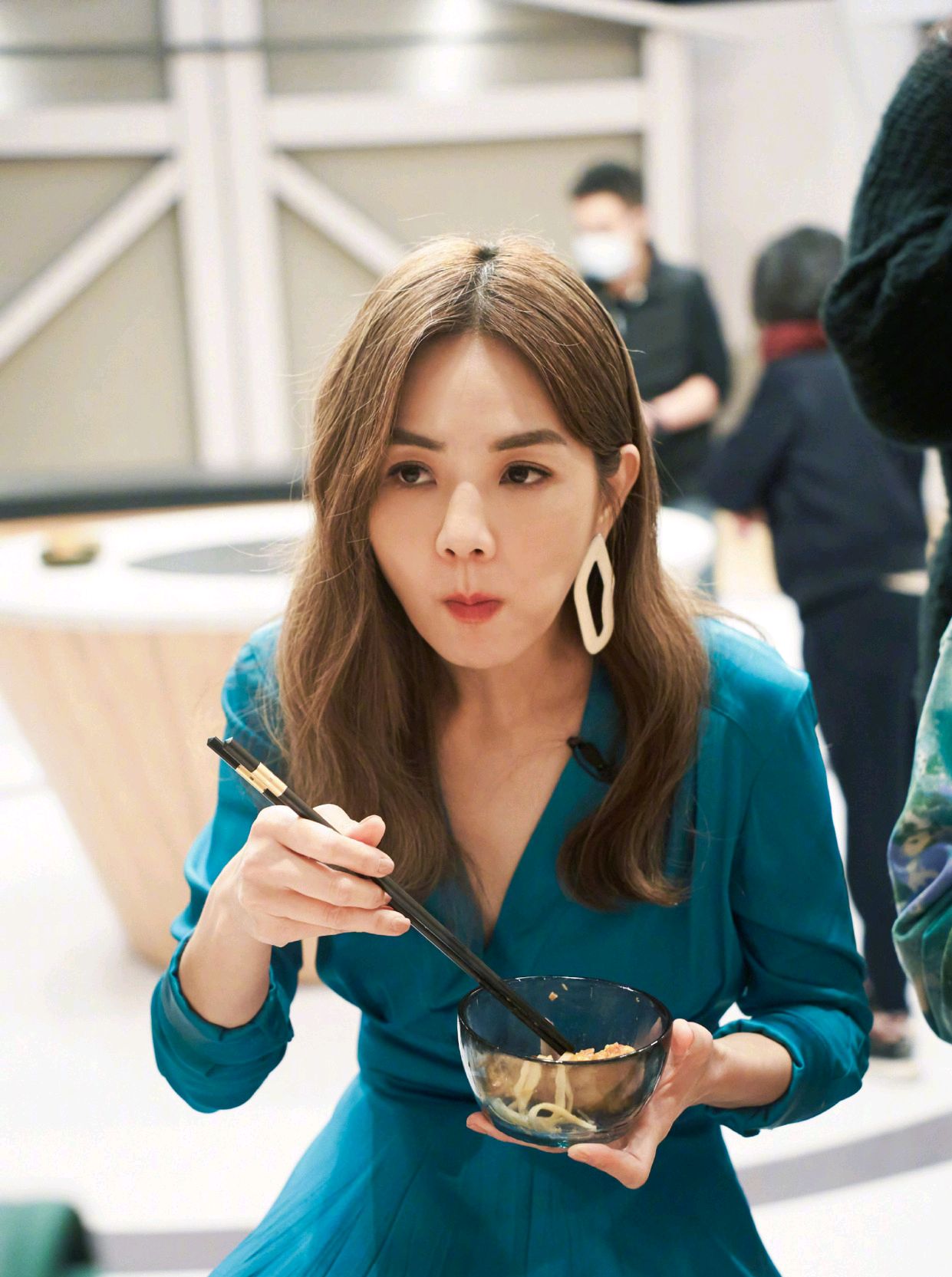 Chen Jiahua really wears it, a blue shirt skirt with curly hair, fresh ...