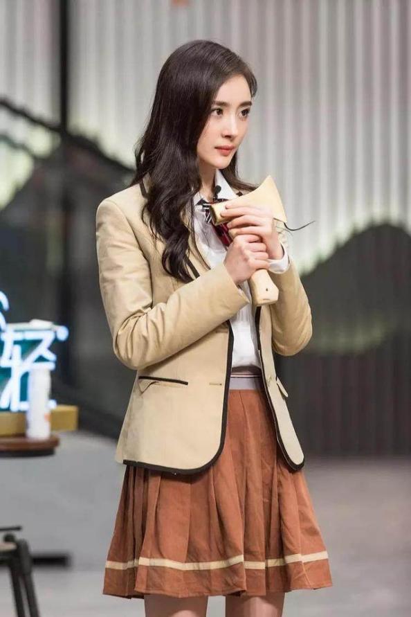 Popular actresses wear school uniforms, Zhao Liying is agile, Yang Zi ...