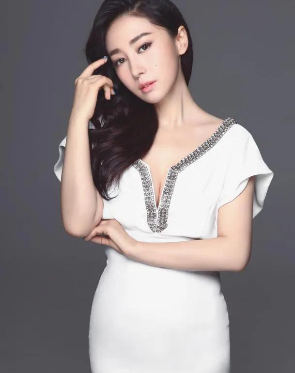 Beauty star Jia Xiaochen - iNEWS