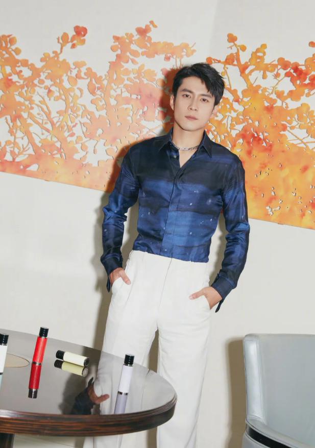 Han Dongjun shoots Dior blockbuster, the blue silk shirt releases the charm of the sportsman, he ...