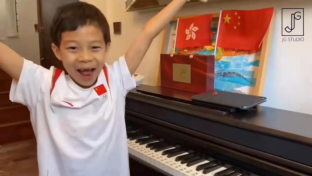 Guo Jingjing and her family watched her son's performance!Good girl ...