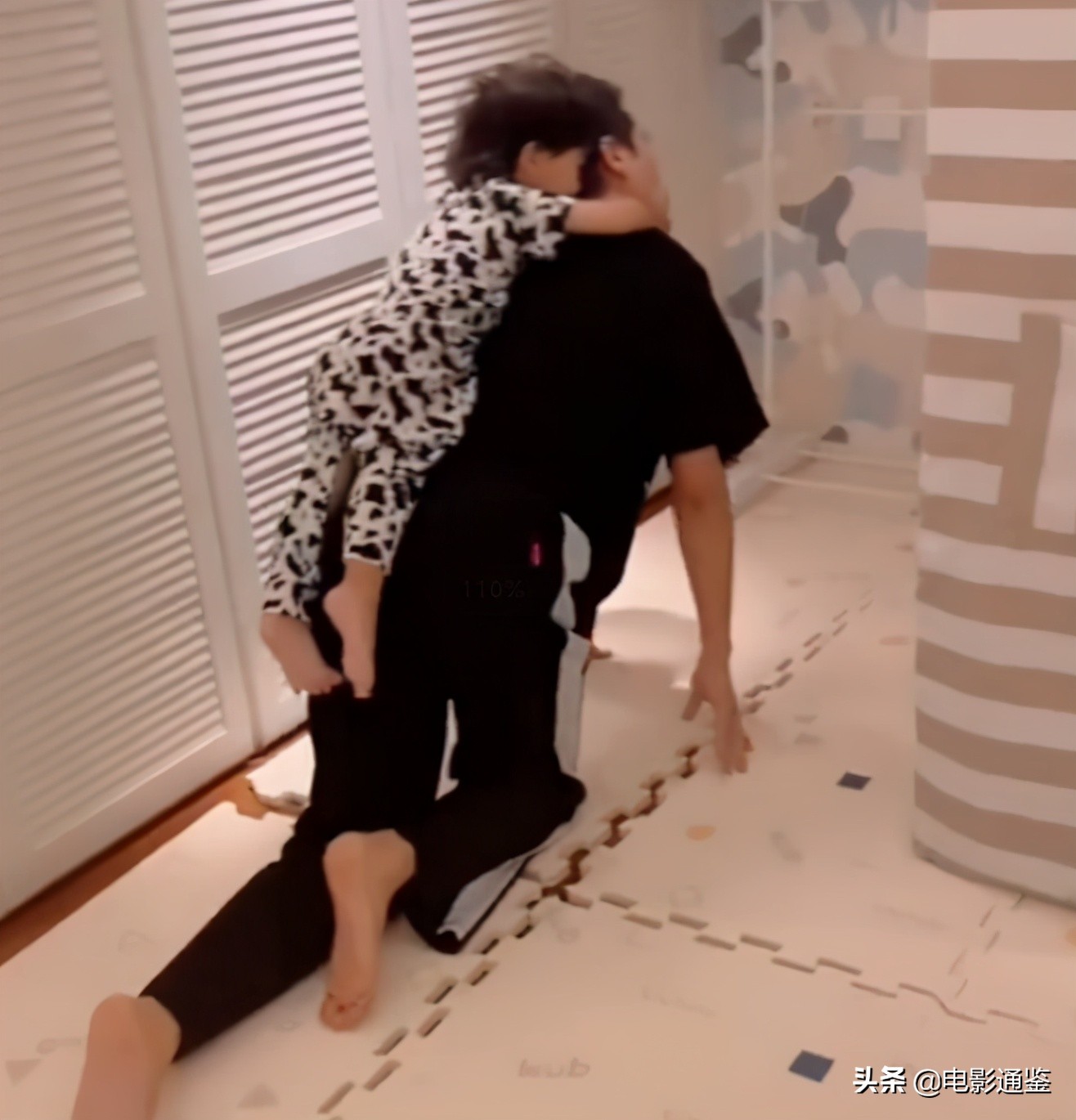 Jiang Chao plays parent-child games with his son, and Daniel at the age ...