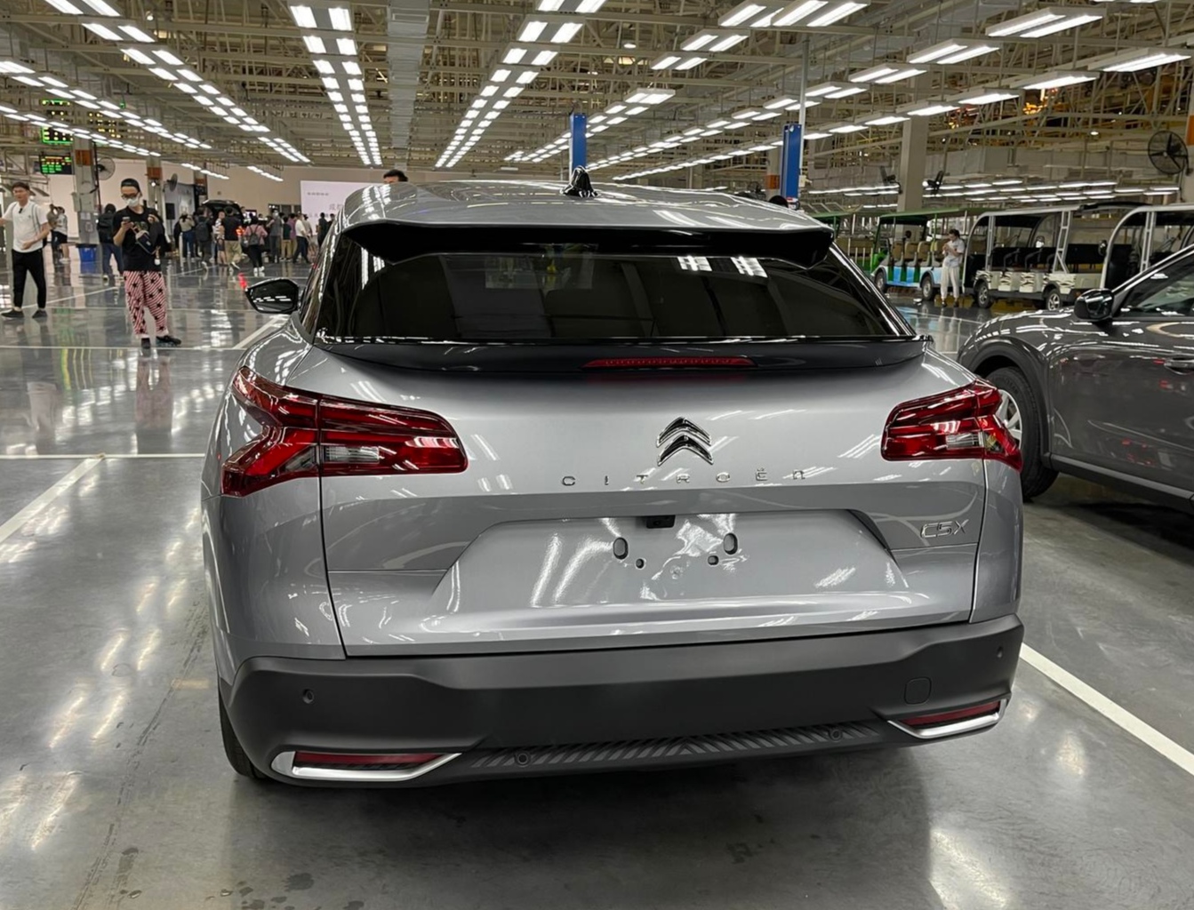 Factory shots of Versailles C5X, another "masterpiece" of Citroen, 1.6T+ elegant shape, handsome ...