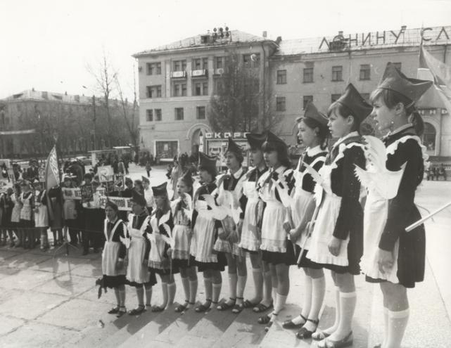 From "maid outfits" to sweatshirts: Are Russian school uniforms going ...