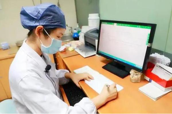 Doctors use regular scripts to write medical records on the "Junhong ...