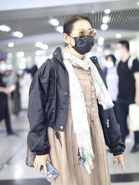 62-year-old Ni Ping walked to the airport, wearing a "grandma skirt ...