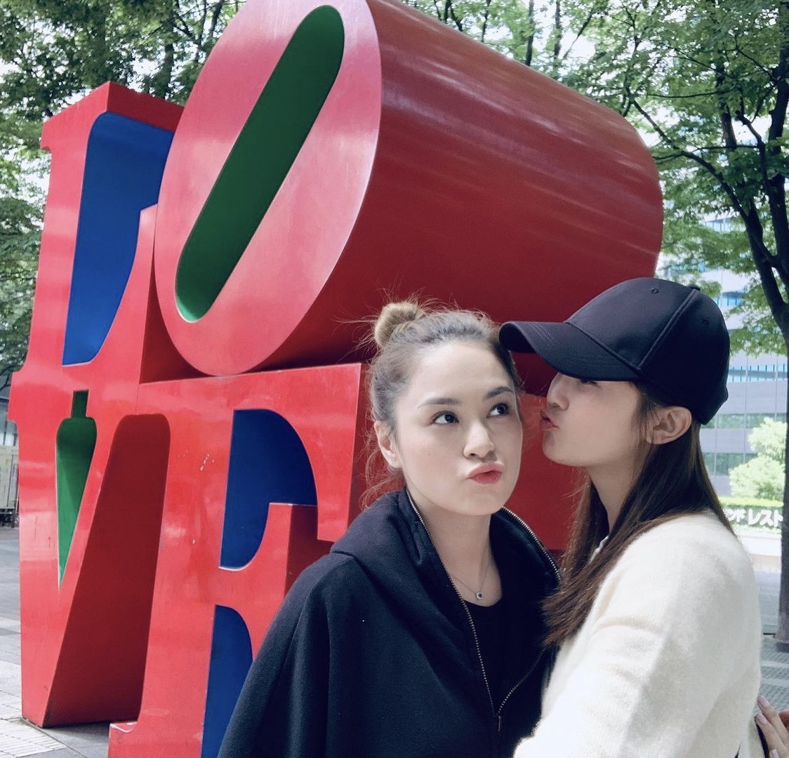 For the 20th anniversary of Twins' debut, Gillian surprises Asa's house ...