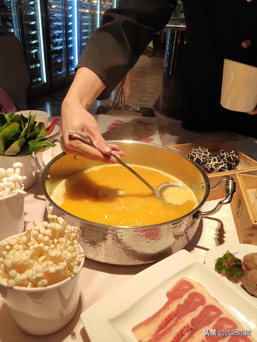 Isn't it just a hot pot? The tiger abalone, sashimi, quicksand bun ...