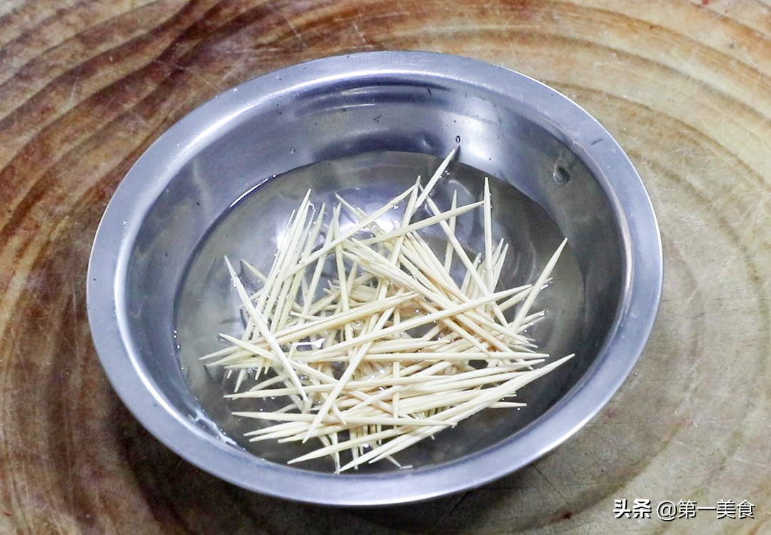 The chef teaches you how to make toothpicks and lamb. There are skills ...