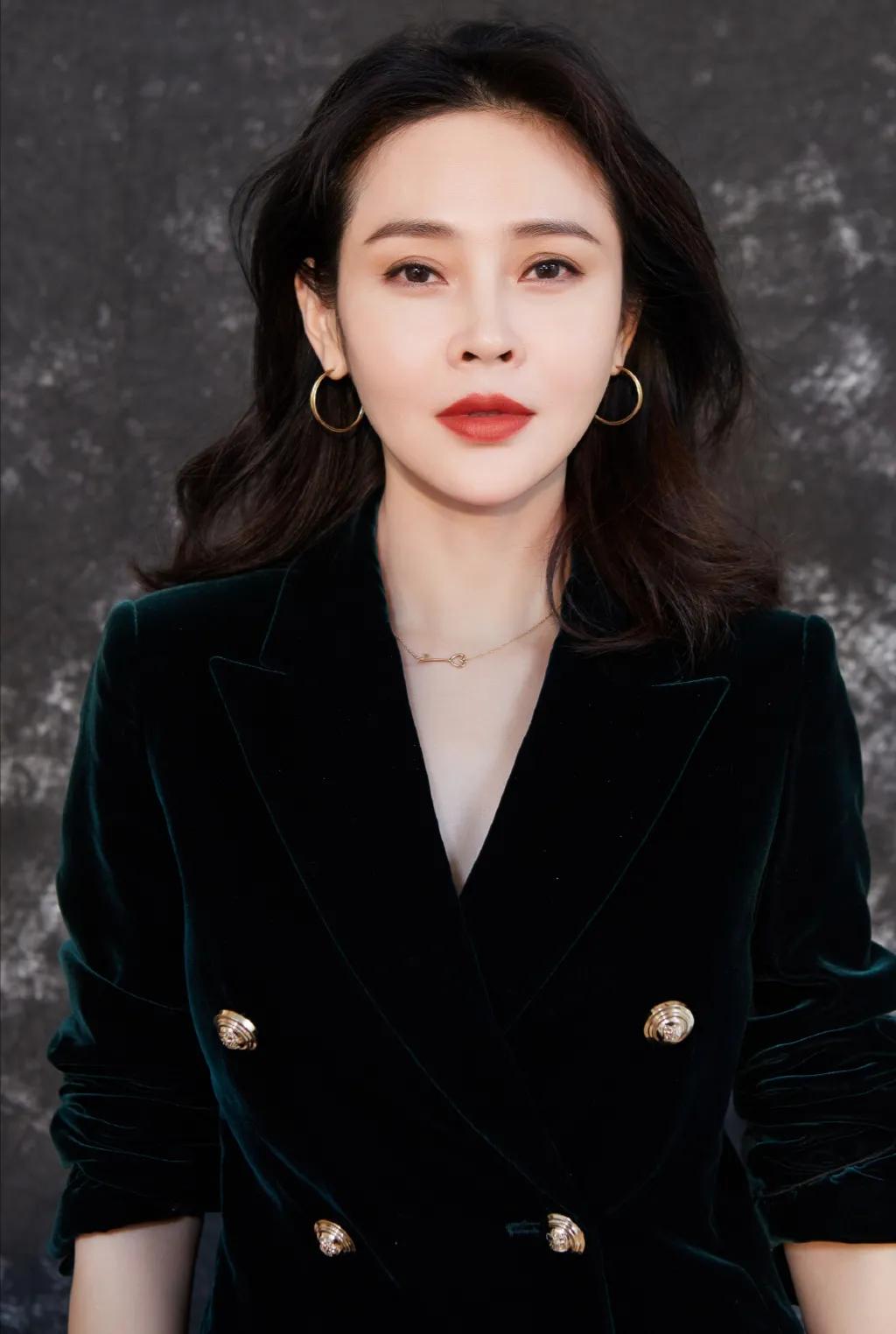 Mature, beautiful and generous actress Yu Mingjia - iNEWS