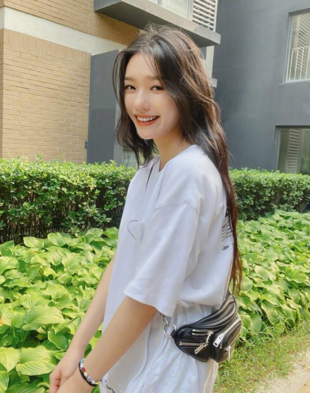 Lin Yun wore a white T-shirt and took a beautiful photo. She smiled ...