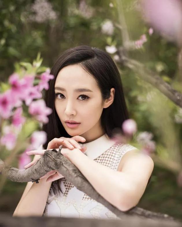 Li Chun.Is she a bit like Wang Ou?It's also a bit like Zheng Shuang, do ...