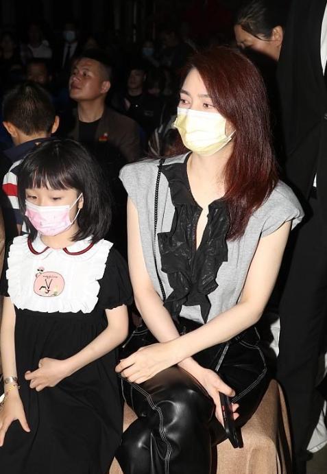 Hong Xin's daughter has grown up, and the doll-collar stitching skirt ...