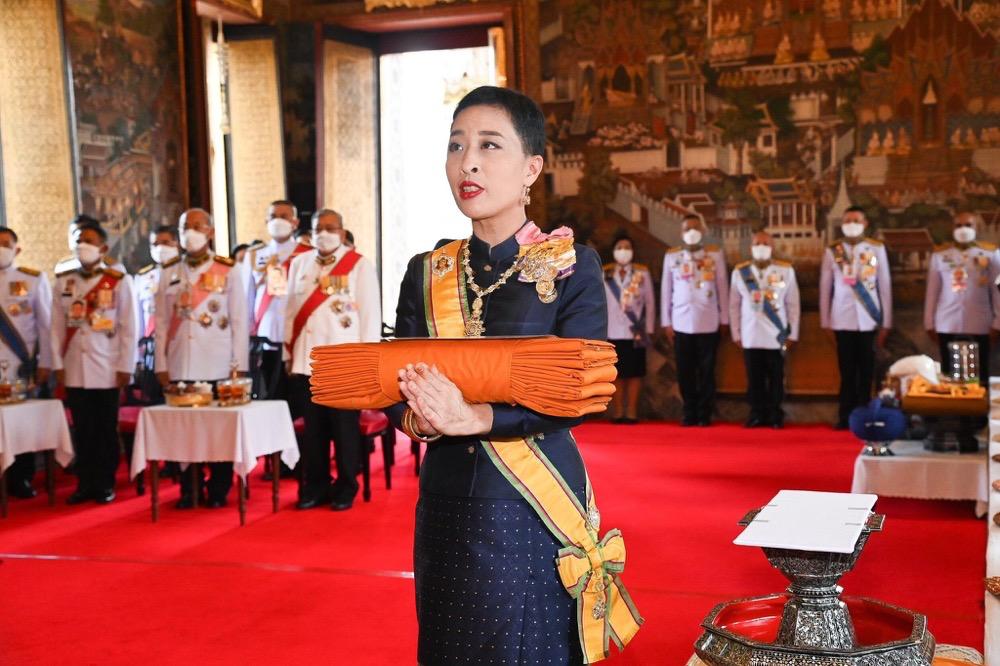 Princess Pachara with short hair wears big red lips and wears high ...