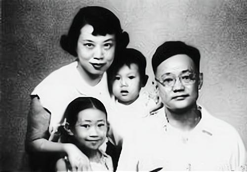 His beloved wife passed away. He accompanied the ashes for 30 years and ...