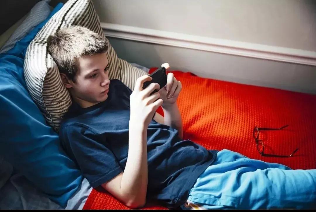 Why are so many children picking up their phones and playing non-stop ...