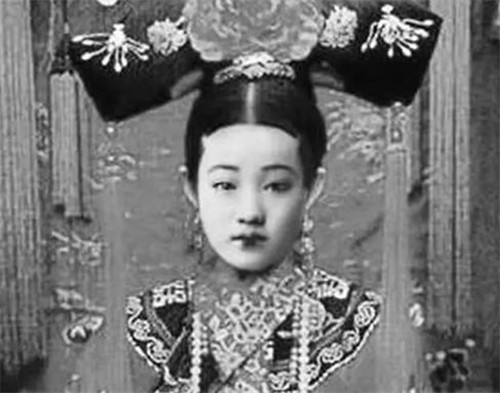 In 1900, Cixi pushed Concubine Zhen into the well, but the mouth of the ...