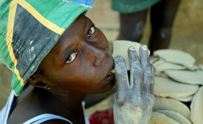 Africans are so poor that they "eat the soil" and the mud is dried ...