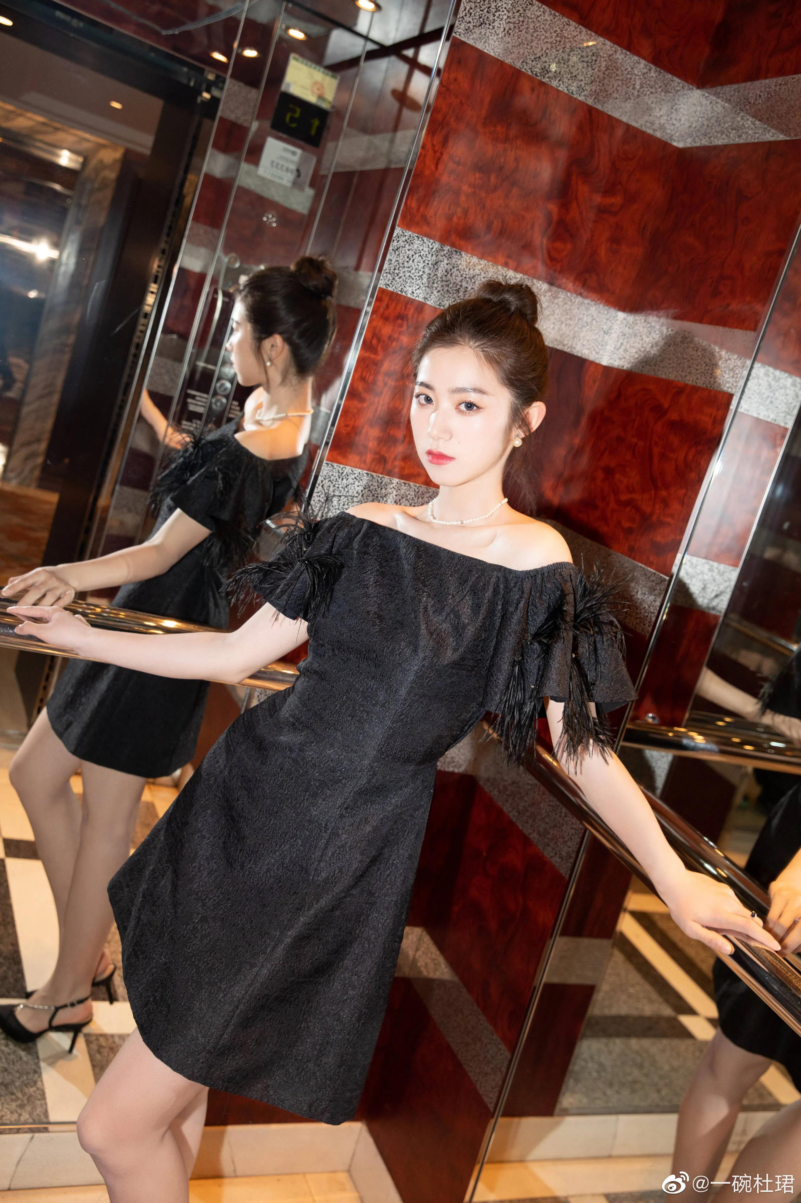 Natural-looking, fashionable and elegant Chinese post-95 goddess artist ...