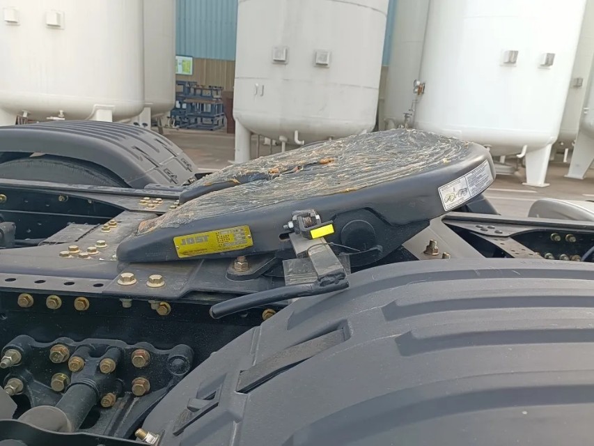 Connection of tractor saddle and trailer traction pin - iMedia