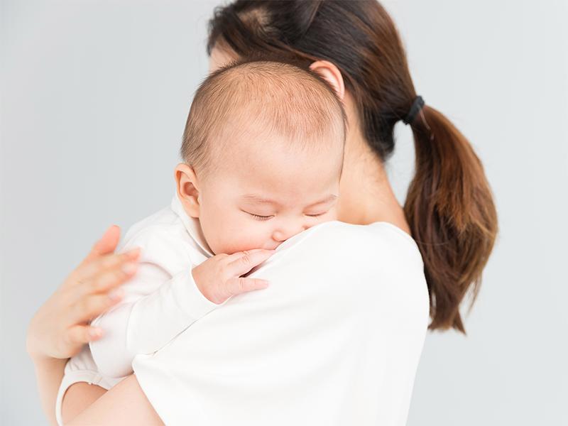 A two-month-old child likes to hold it upright, do you want to correct ...