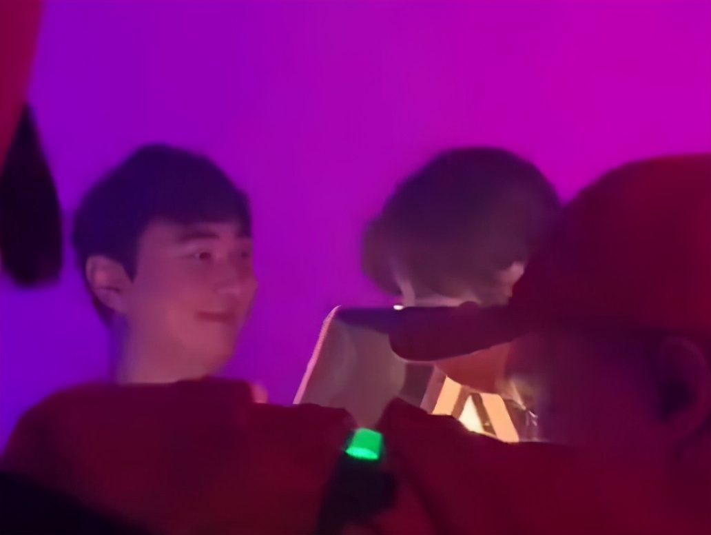 Wang Sicong Was Very Interested In The Bar And He Put His Arms Around