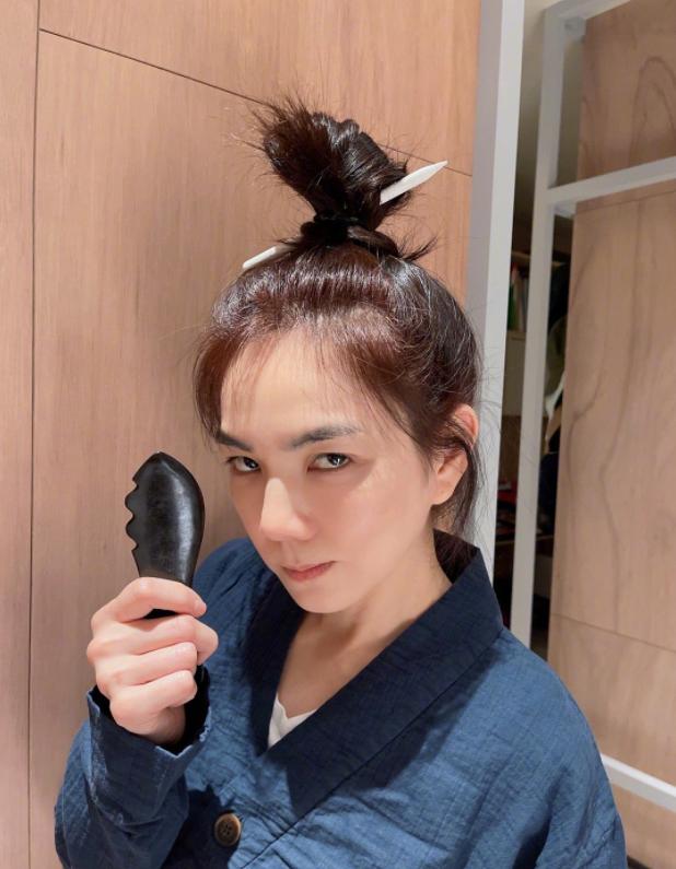 Well-known actress Chen Jiahua helps her husband scrape!Put a pen in her hair, Lai Sixiang's ...