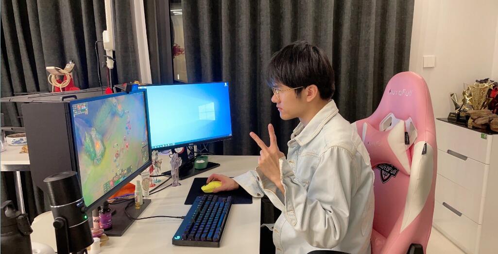 若風lol手遊戰隊獲得首冠,老婆前來祝賀,jk打扮不輸腐團兒 頭條匯